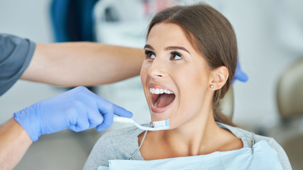 ¿Qué está causando el mal sabor de tu boca? | Centros Dentales. Tus ...